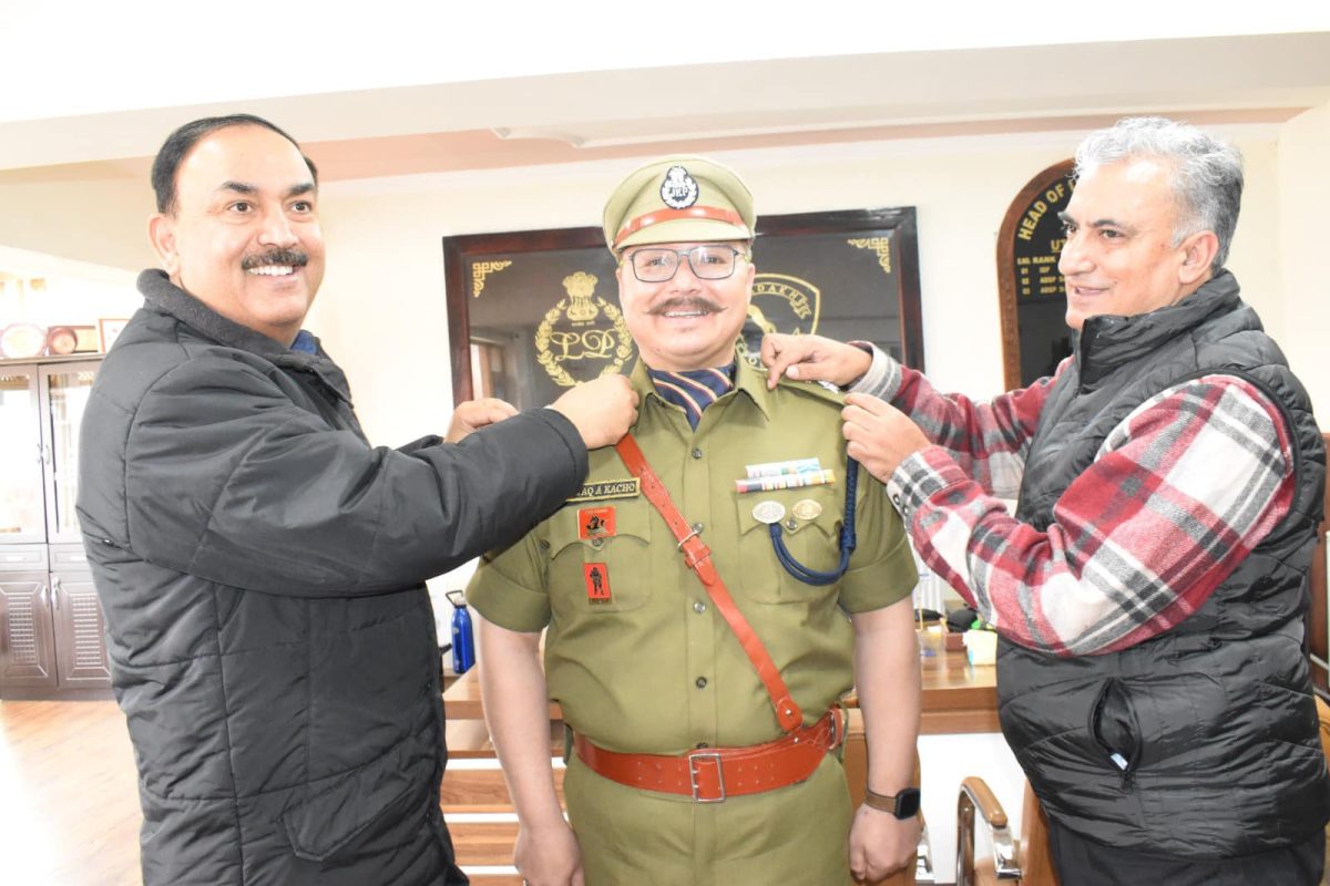 Police Chief SDS Jamwal, Sheikh Junaid decorate rank on newly promoted ...