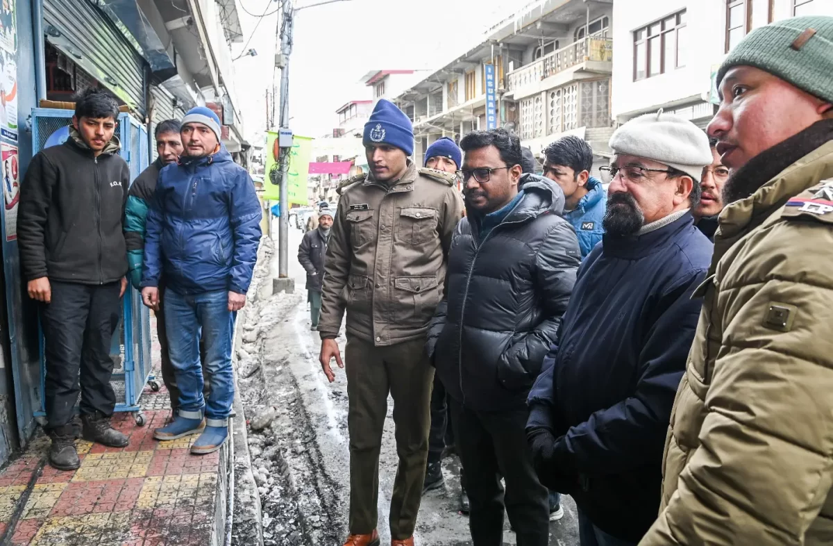 CEC Akhoon, DC Shrikant visit fire affected site of Balti Bazar Masjid ...